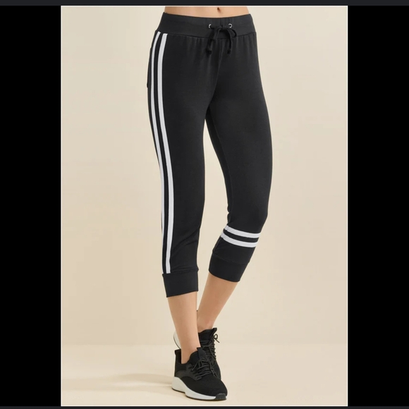 VENUS | Pants & Jumpsuits | Venus Black And White Cropped Jogger Pants ...